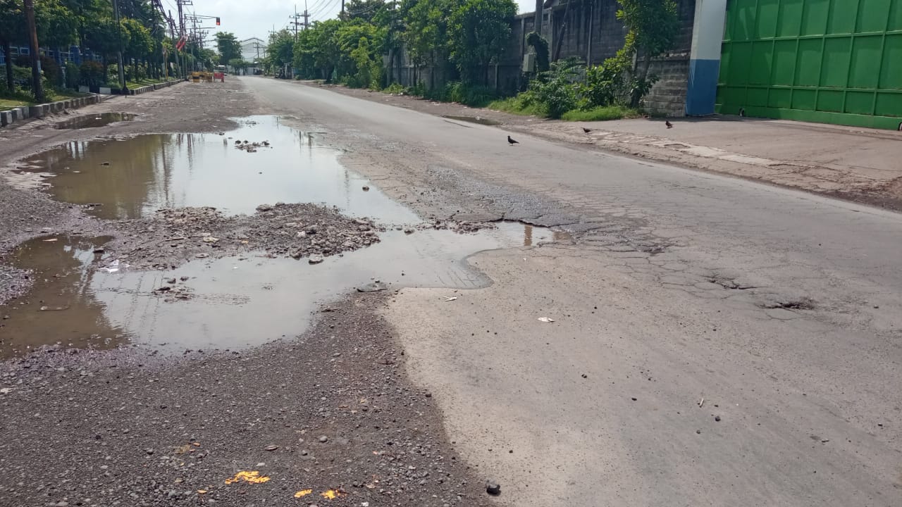 Sejumlah Warga di Gresik Keluhkan Kondisi Jalan Rusak Berlubang ... Sejumlah Warga di Gresik Keluhkan Kondisi Jalan Rusak Berlubang ...