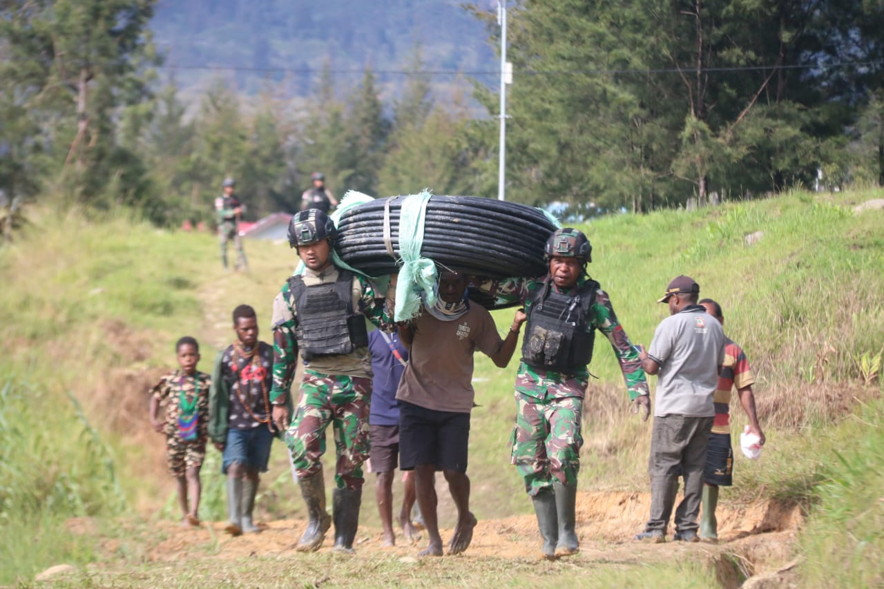Bantu Alirkan Air Bersih di Distrik Ilaga Papua Tengah, TNI Semakin ...