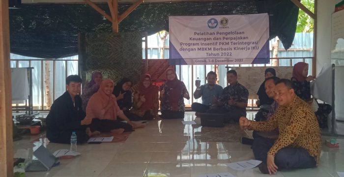 STIESIA Surabaya dan UMG Gresik Melatih UMKM Sanggraloka Batik ...