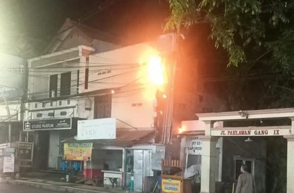 Kabel Listrik di Atas Gardu Trafo Jalan Pahlawan Gresik Terbakar, Warga ...
