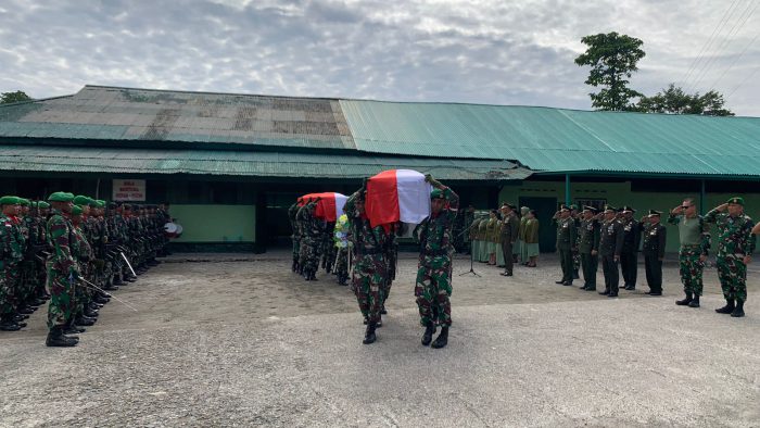 Kasdim Mimika Pimpin Upacara Pelepasan Dua Jenazah Prajurit TNI Gugur di Papua - Javasatu.com