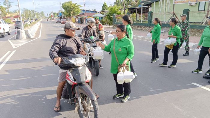 Prajurit dan Persit Koramil Kuala Kencana Berbagi Takjil Gratis - Javasatu.com