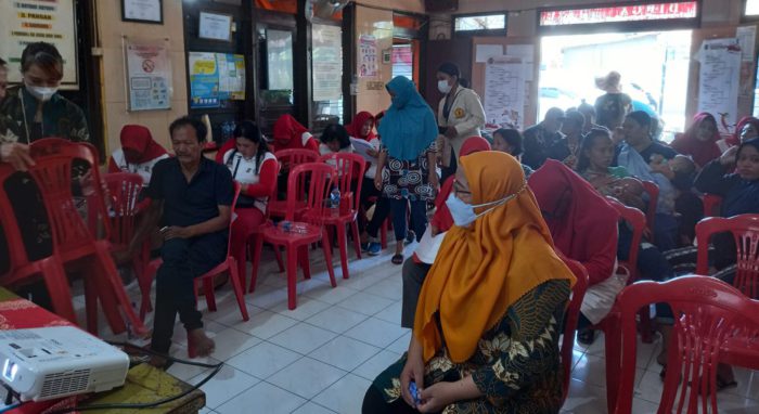 Dosen FK UWKS Ingatkan Bahaya Bakteri Penyebab Diare ke Warga Asem ... Dosen FK UWKS Ingatkan Bahaya Bakteri Penyebab Diare ke Warga Asem ...