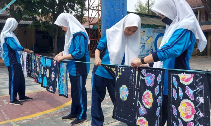 Merdeka Belajar, Batik Tulis Telang Jawi Kusuma, Kolaborasi SMPN 1 ...