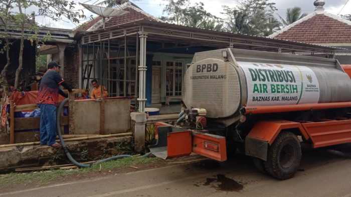 BPBD Kabupaten Malang Distribusikan Air Bersih untuk Warga Terdampak Kekeringan - Javasatu.com