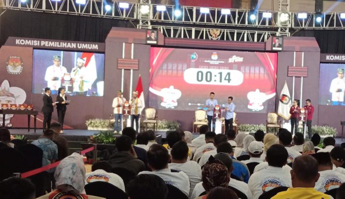 Debat Publik Kedua Pilkada Kota Batu 2024, Tiga Paslon Janjikan Pendidikan Gratis - Javasatu.com