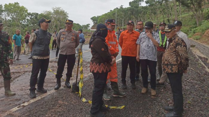 Hujan Deras Picu 10 Titik Longsor di Jalur Lintas Selatan Malang - Javasatu.com