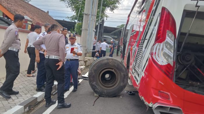 Kecelakaan Maut di Batu, Bus Pariwisata Diduga Tak Layak Operasi - Javasatu.com